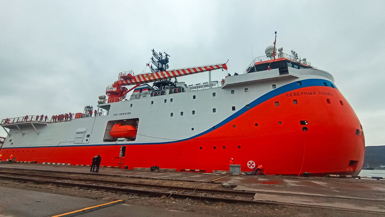 В Мурманск вернулась ледостойкая платформа «Северный полюс» с полярниками дрейфующей экспедиции ...